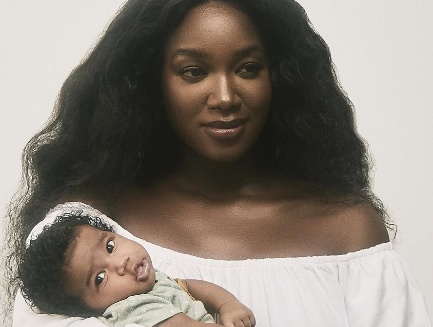 Iza mostra o rosto da filha, Nala, em novo videoclipe