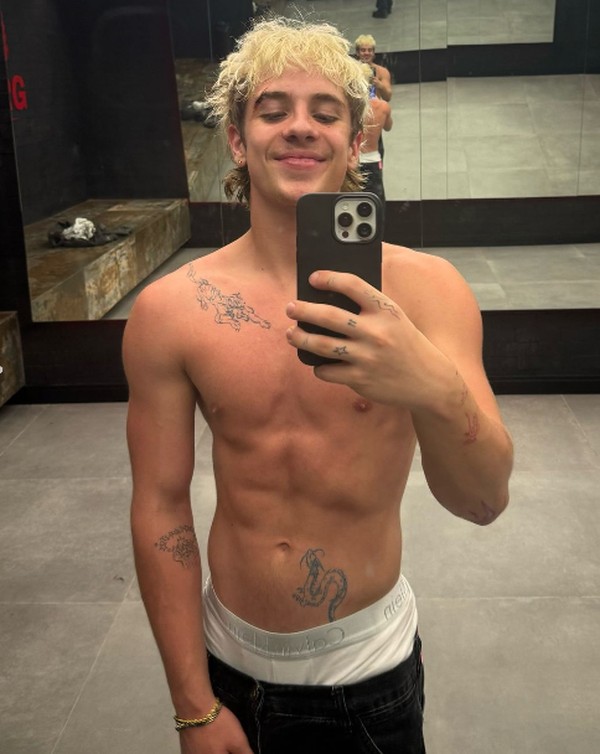 Juliano Floss posa sem camisa na academia e exibe físico: 'Justin ...