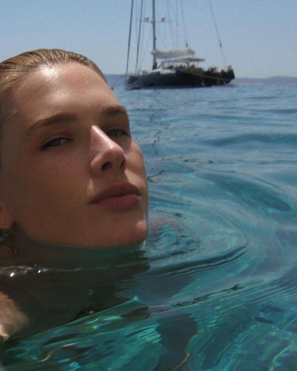 Fiorella Mattheis abre álbum de viagem a Polyaigos, na Grécia