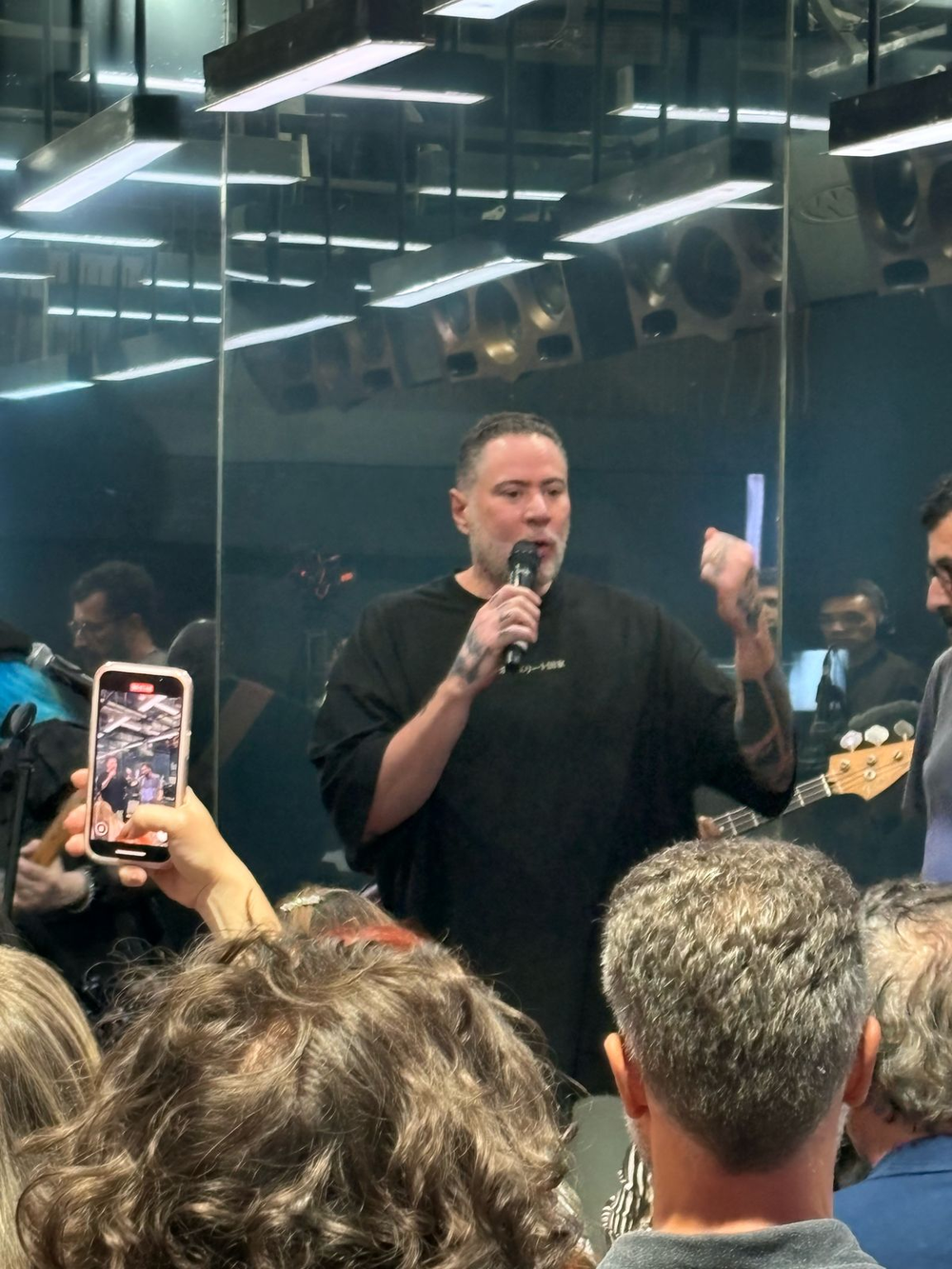 Primeiro culto evangélico na D-Edge, tradicional balada de SP, tem Baby ...