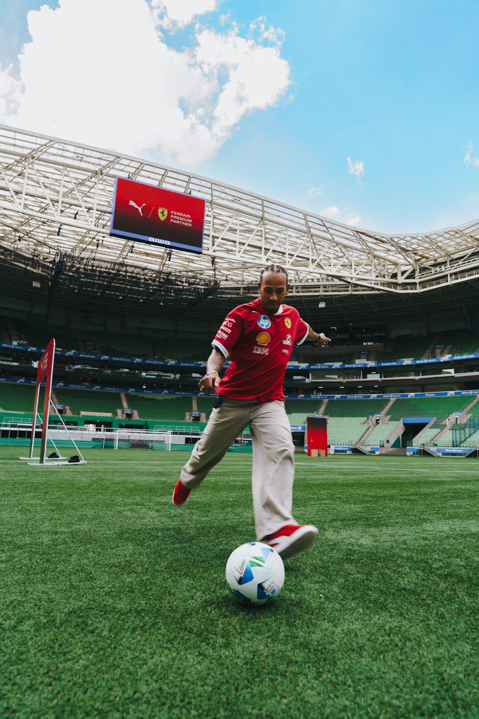Lewis Hamilton vai realizar sonho de Ayrton Senna de pilotar uma ...