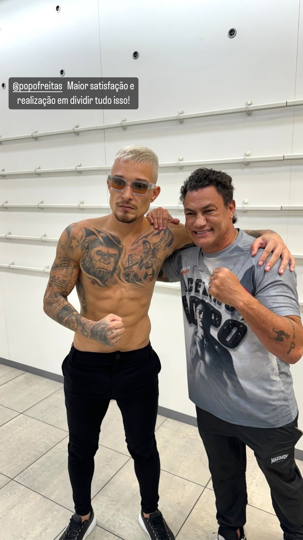 Sem camisa, MC Gui exibe resultado de emagrecimento ao posar com Popó ...