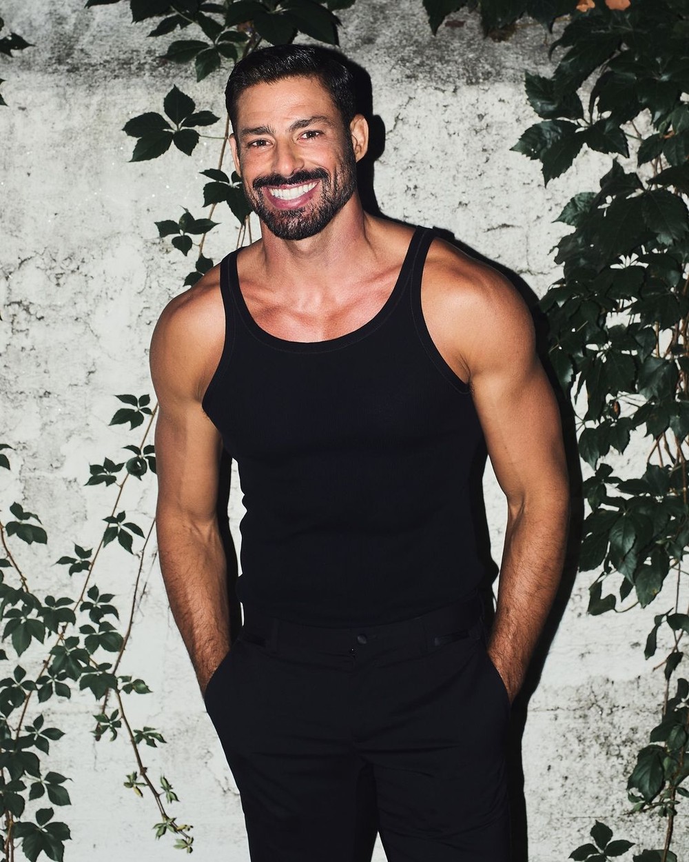 De regata, Cauã Reymond exibe braços musculosos em álbum de fotos de ...