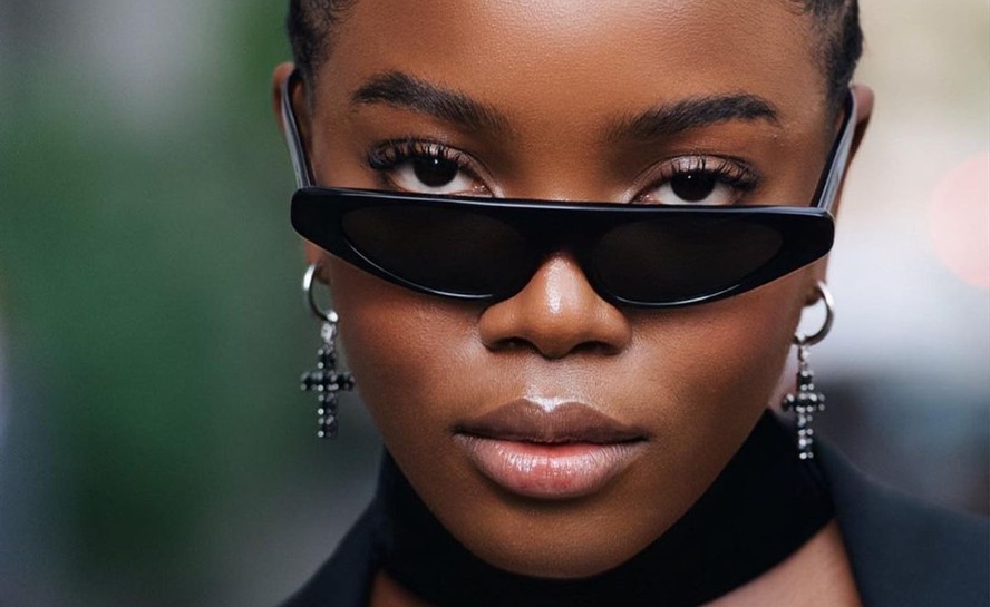 Clara Moneke aposta em transparência para prestigiar desfile em Milão