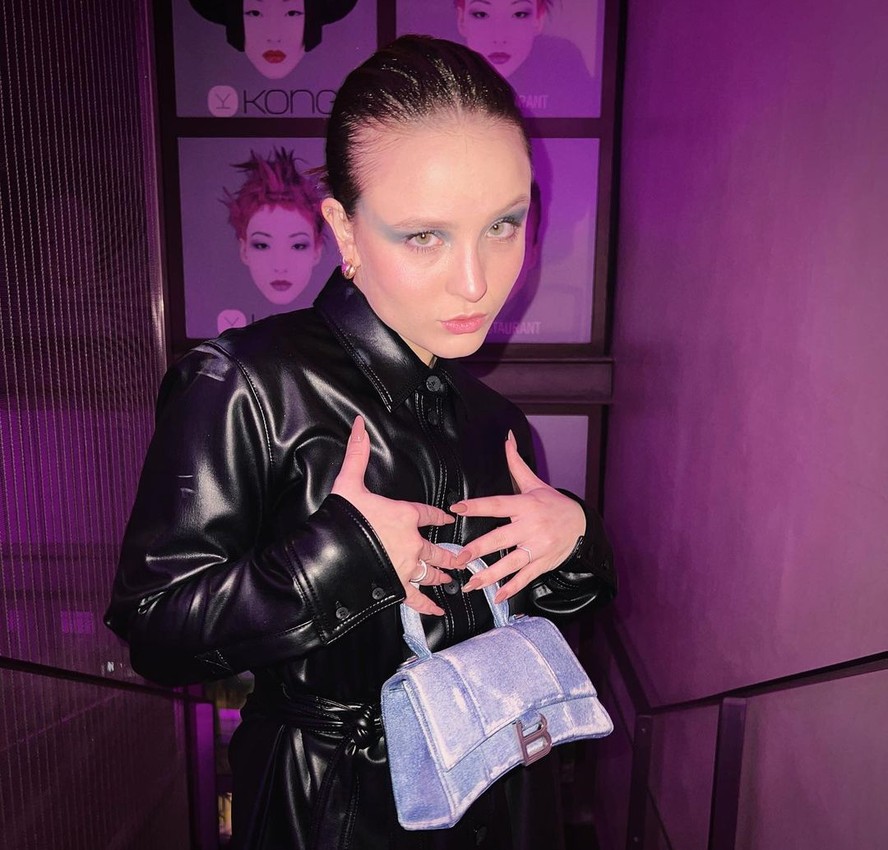 Larissa Manoela abre álbum de fotos de viagem a Paris