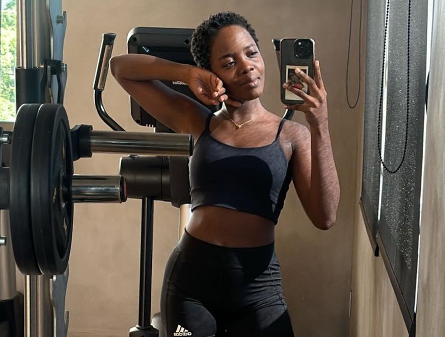 Clara Moneke exibe boa forma na academia: 'Boa segunda'