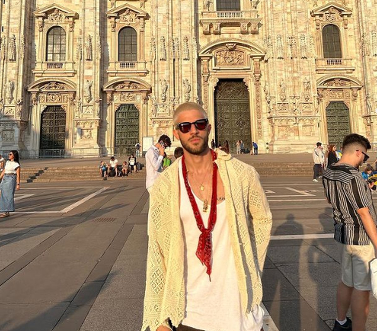 Chay Suede abre álbum de viagem para Milão, na Itália