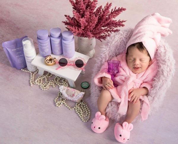 Em ensaio new born da filha Maria Flor, Virginia coloca bebê de 7 dias ...