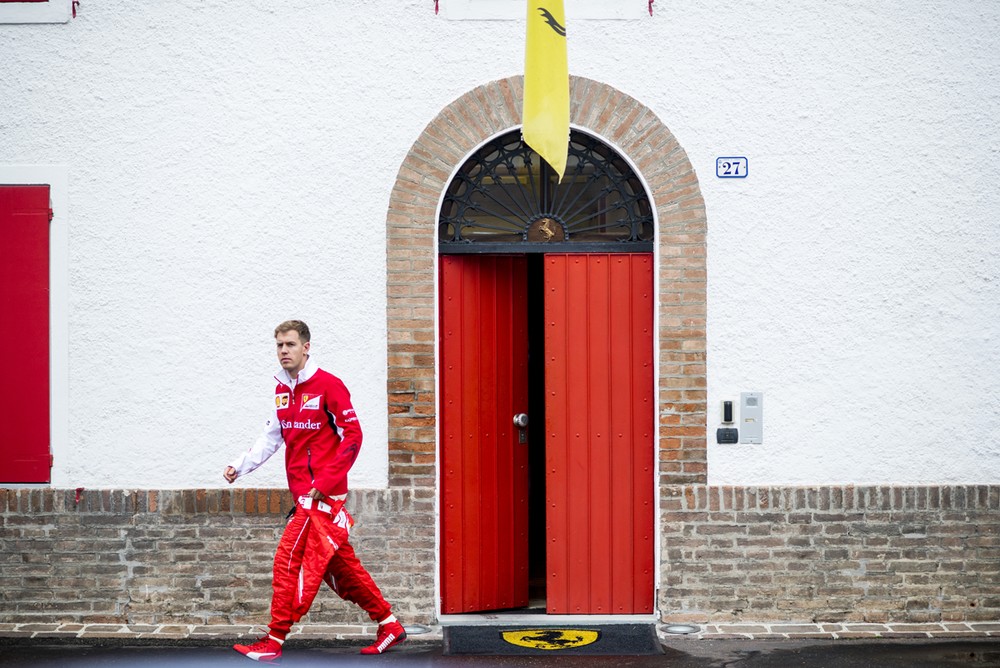 Conheça a casa de Enzo Ferrari, endereço onde Lewis Hamilton foi ...