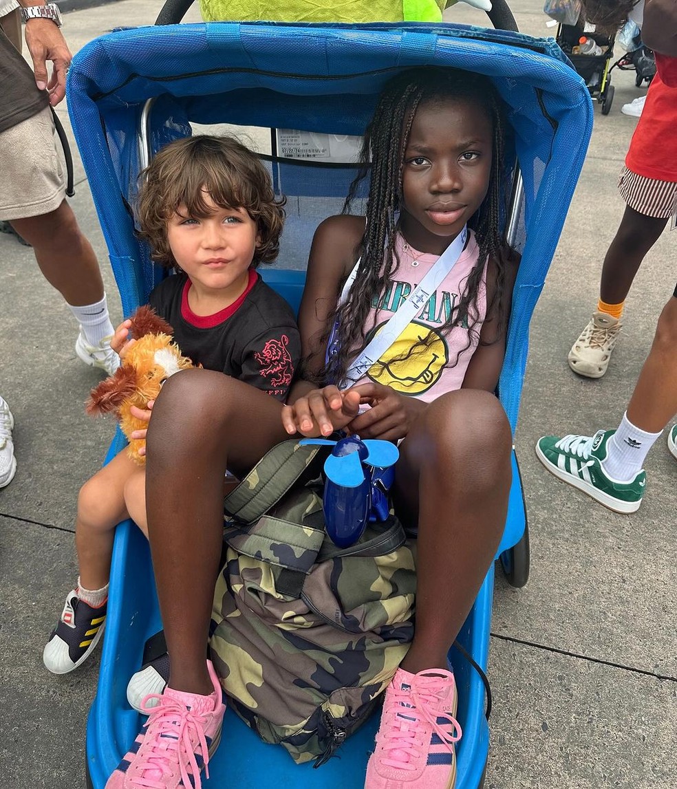 Giovanna Ewbank e Bruno Gagliasso se divertem em família nos parques da ...