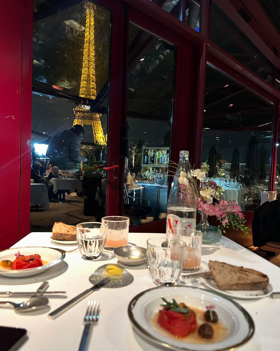 Ex-BBB Flay mostra cliques de jantar chiquérrimo em frente à Torre Eiffel