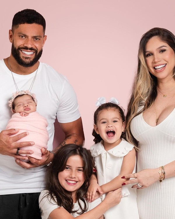 Hulk Paraíba e Camila Ângelo mostram ensaio newborn de sua filha, Aisha