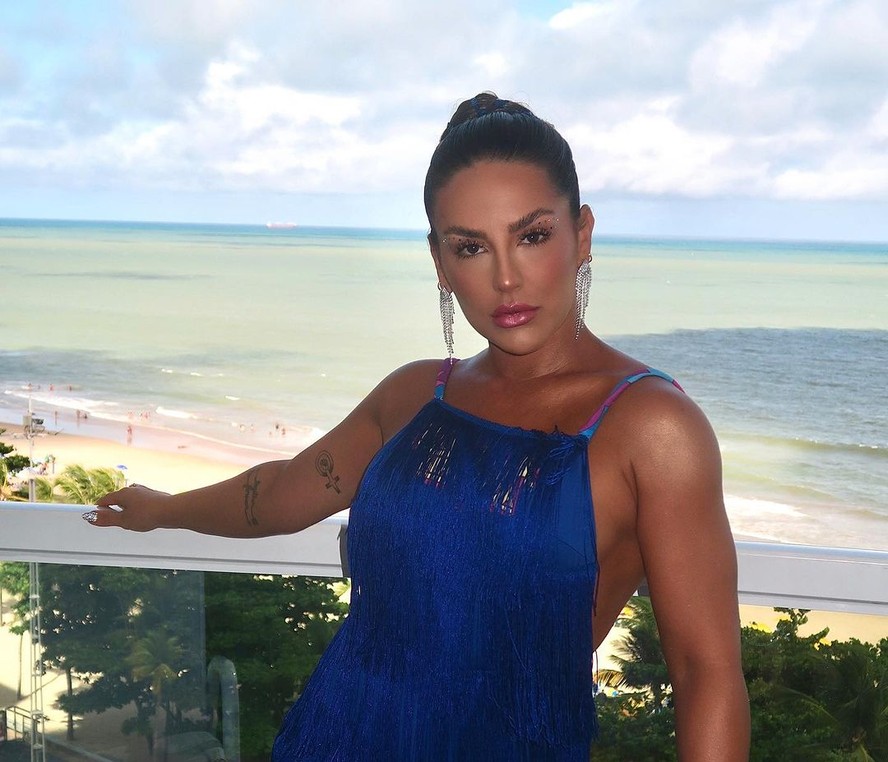Kéfera exibe look para terceiro dia de folia e recebe chuva de elogios
