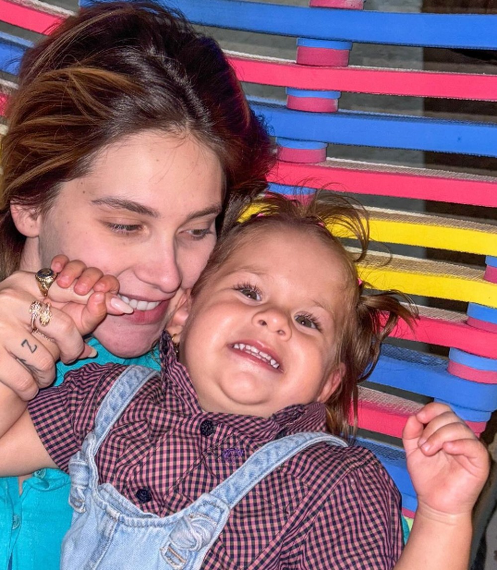 Virginia Fonseca posa com a filha caçula, Maria Flor, na Fazenda ...