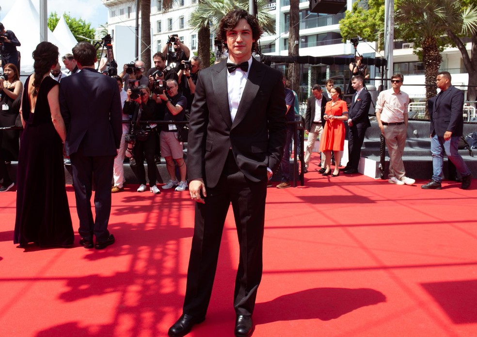 Gabriel Leone marca presença na estreia de 'O Agente Secreto' no ...