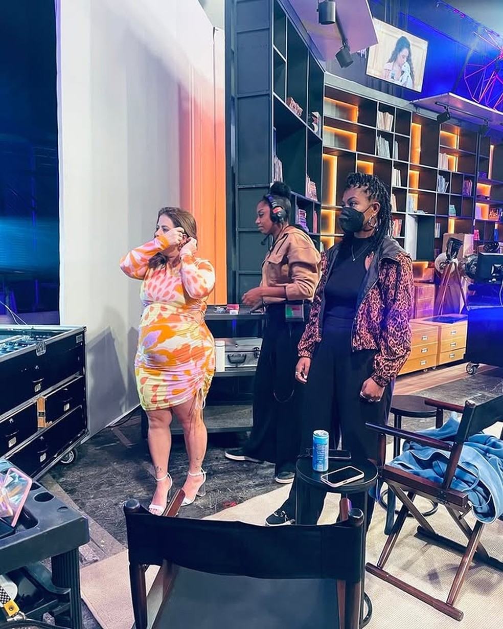 Grávida de 6 meses, Tati Machado exibe barrigão nos bastidores do ...