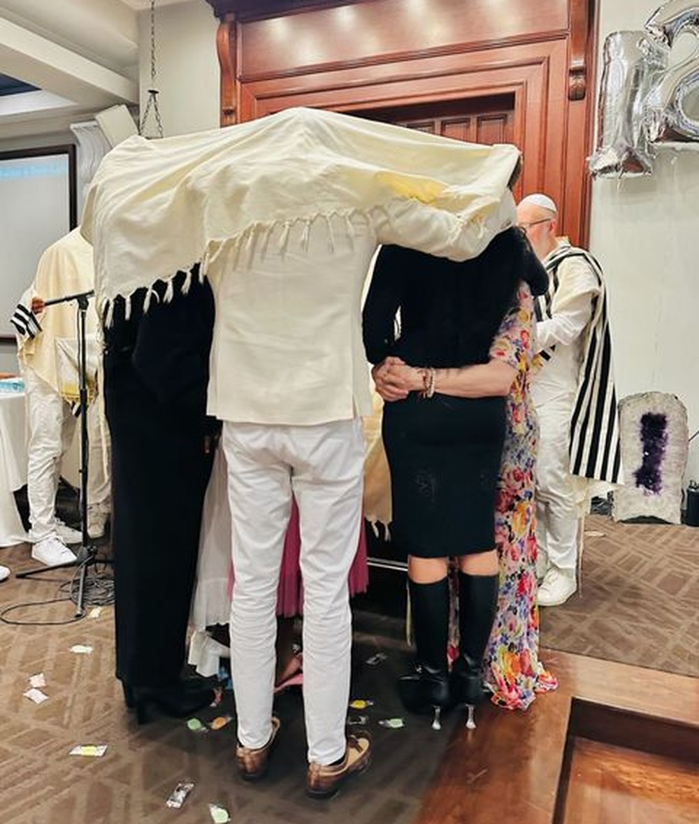 Madonna comemora o bar mitzvá das filhas Estere e Stella