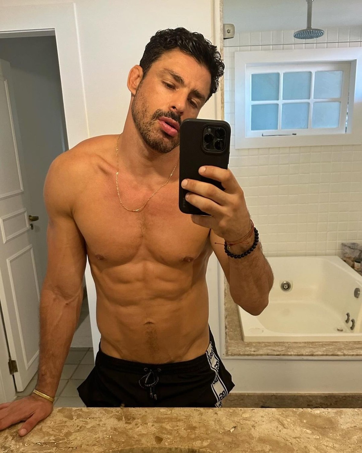 Cauã Reymond posta seflie e mostra boa forma nas redes: 'xô, gripe'