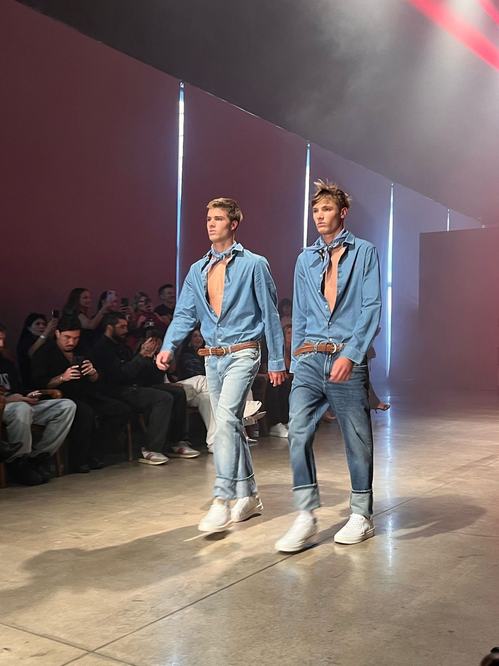 Fernanda Lima prestigia desfile de filhos gêmeos em São Paulo