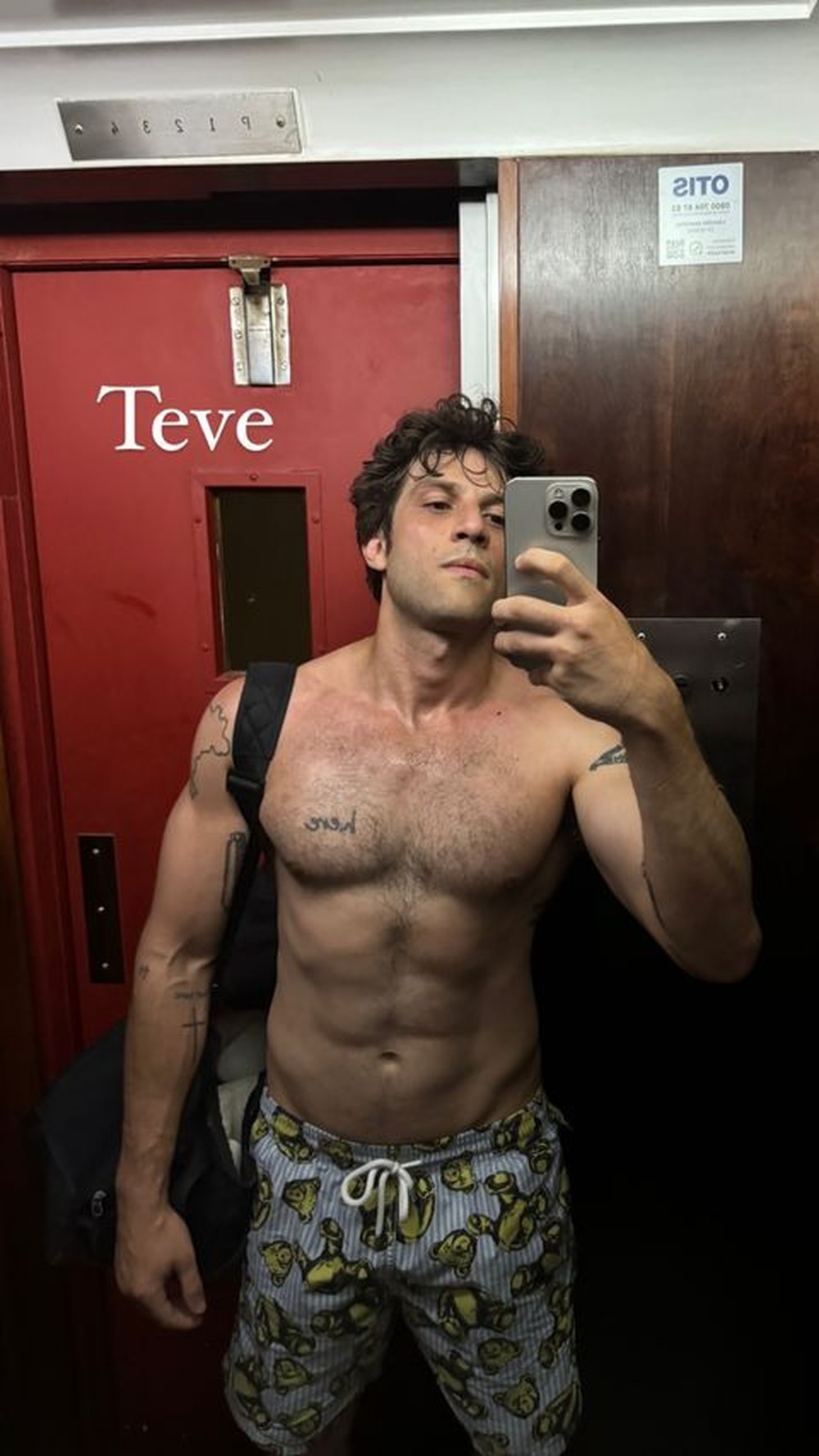 Chay Suede exibe corpo torneado após exercício físico