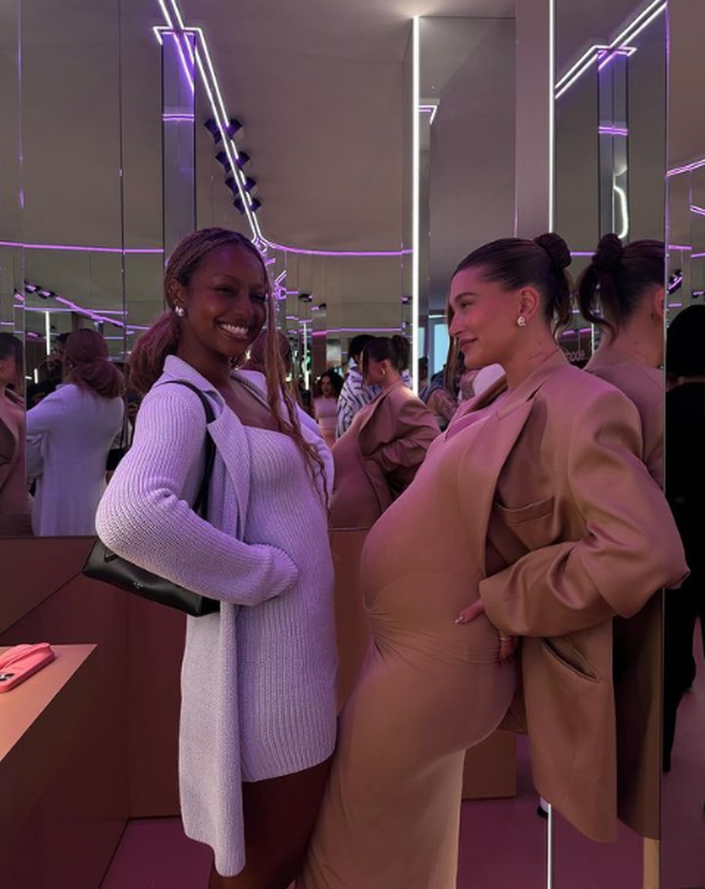 Grávida, Hailey Bieber exibe barrigão de sete meses em evento