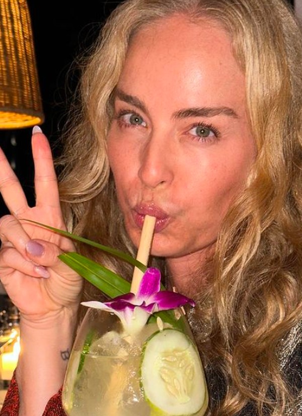 Angélica abre álbum de fotos do Carnaval nas redes e recebe elogios