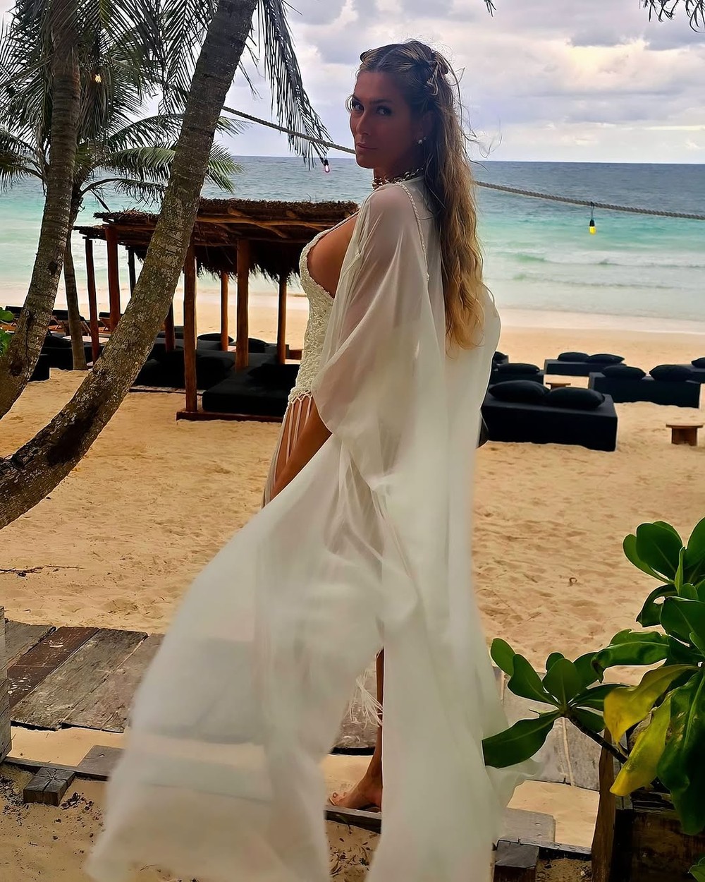 No México, Lívia Andrade esbanja beleza com vestido de crochê na beira ...