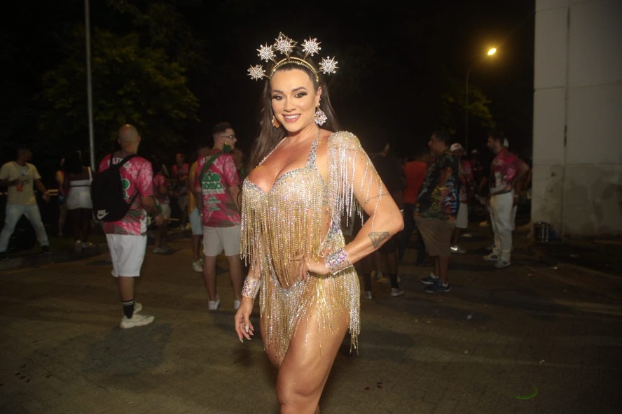 Juju Salimeni mostra shape sarado em mini desfile da Barroca Zona Sul