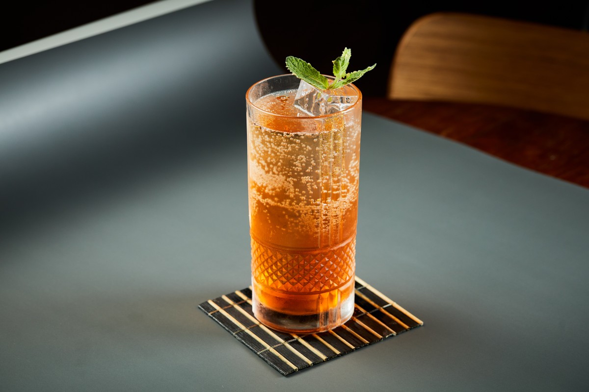 Collins: aprenda a preparar um drink com aperol e shochu