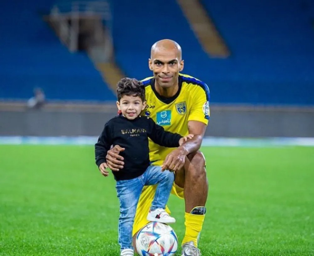 Conheça Naldo Pereira, jogador de futebol brasileiro que perdeu o filho ...