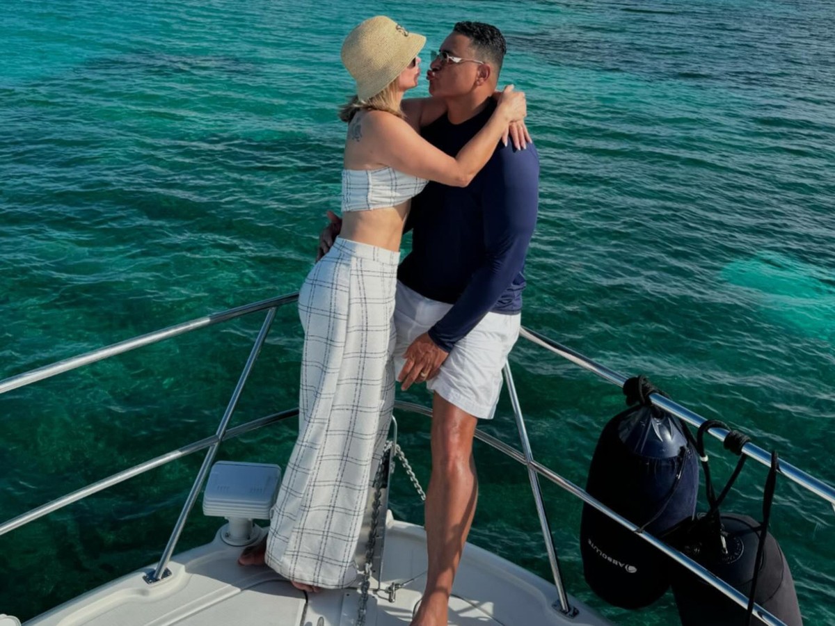 Carla Perez e Xanddy posam em clima de romance nas Bahamas; veja fotos