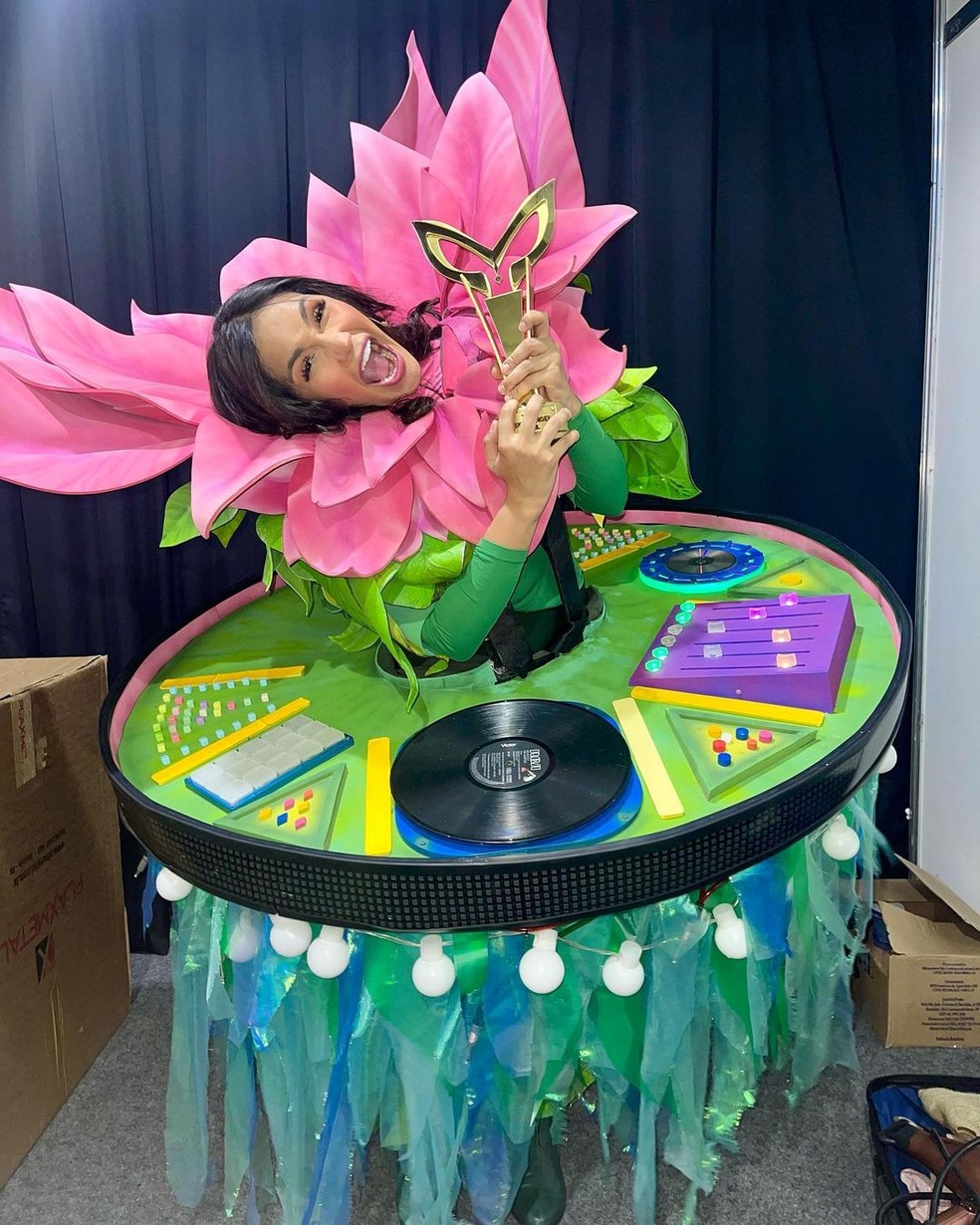 Flay celebra conquista no Masked Singer: 'É lindo ser exemplo com essa ...