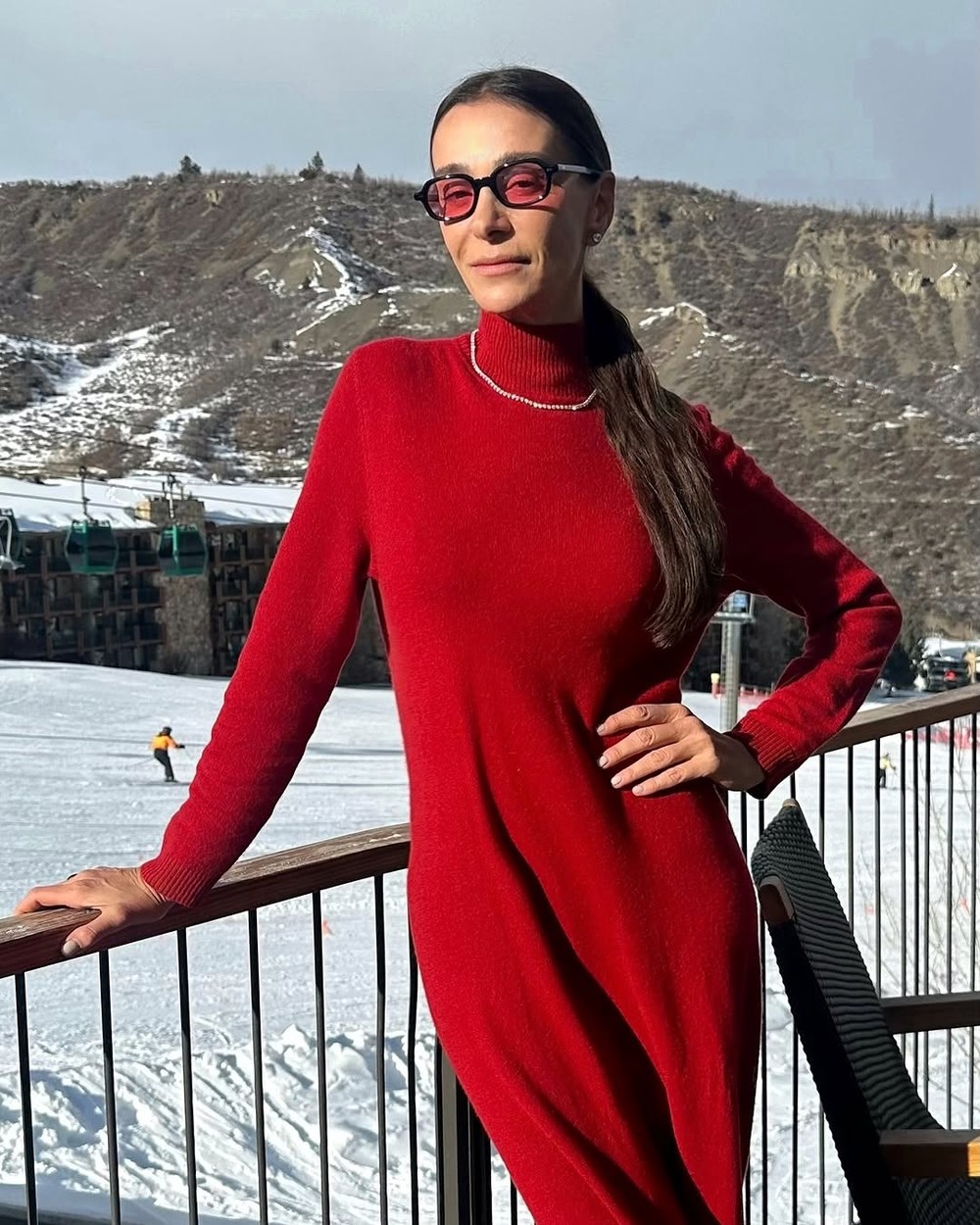 Mônica Martelli posa de vermelho e esbanja beleza em viagem para Aspen