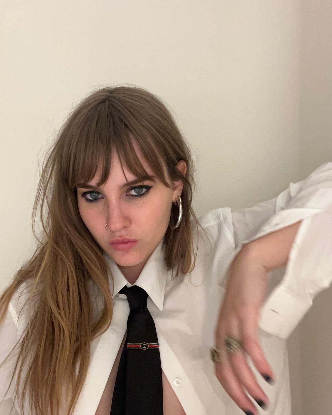 Estilosa, baixista do Måneskin evoca rock 'n roll sexy em moda “sem ...