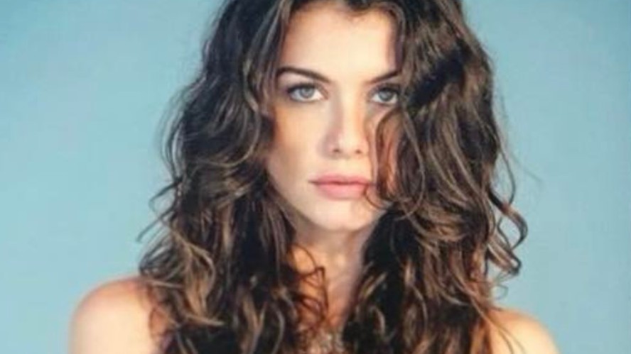 Alinne Moraes faz topless em novo ensaio fotográfico: 'Belíssima'