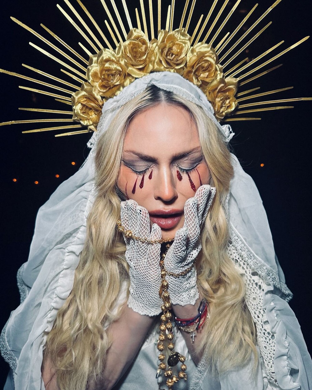 Madonna abre álbum de festa de Halloween com namorado e mostra fantasia de Madona