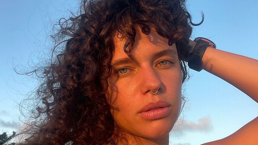 Bruna Linzmeyer surge sem maquiagem em foto e axilas naturais roubam a ...