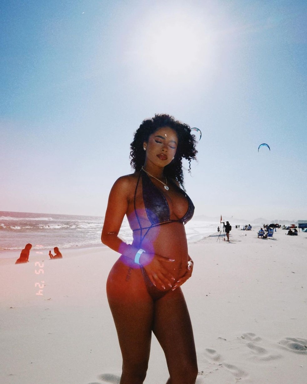 De biquíni, Lorena Maria exibe barrigão da gravidez de MC Daniel ao curtir dia de praia