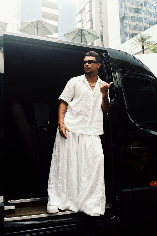 Xamã estreia 'Bloco do Malvadão', em Salvador, com look todo branco