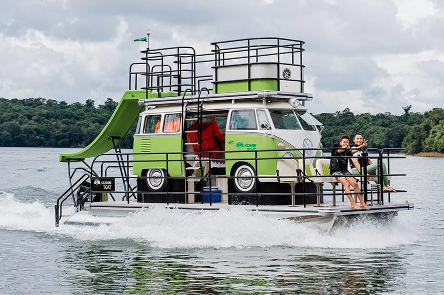 Por R$ 790 mil, kombi transformada em barco busca comprador