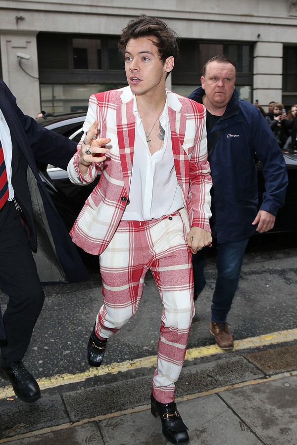 Harry Styles faz 30 anos: veja 30 looks do cantor
