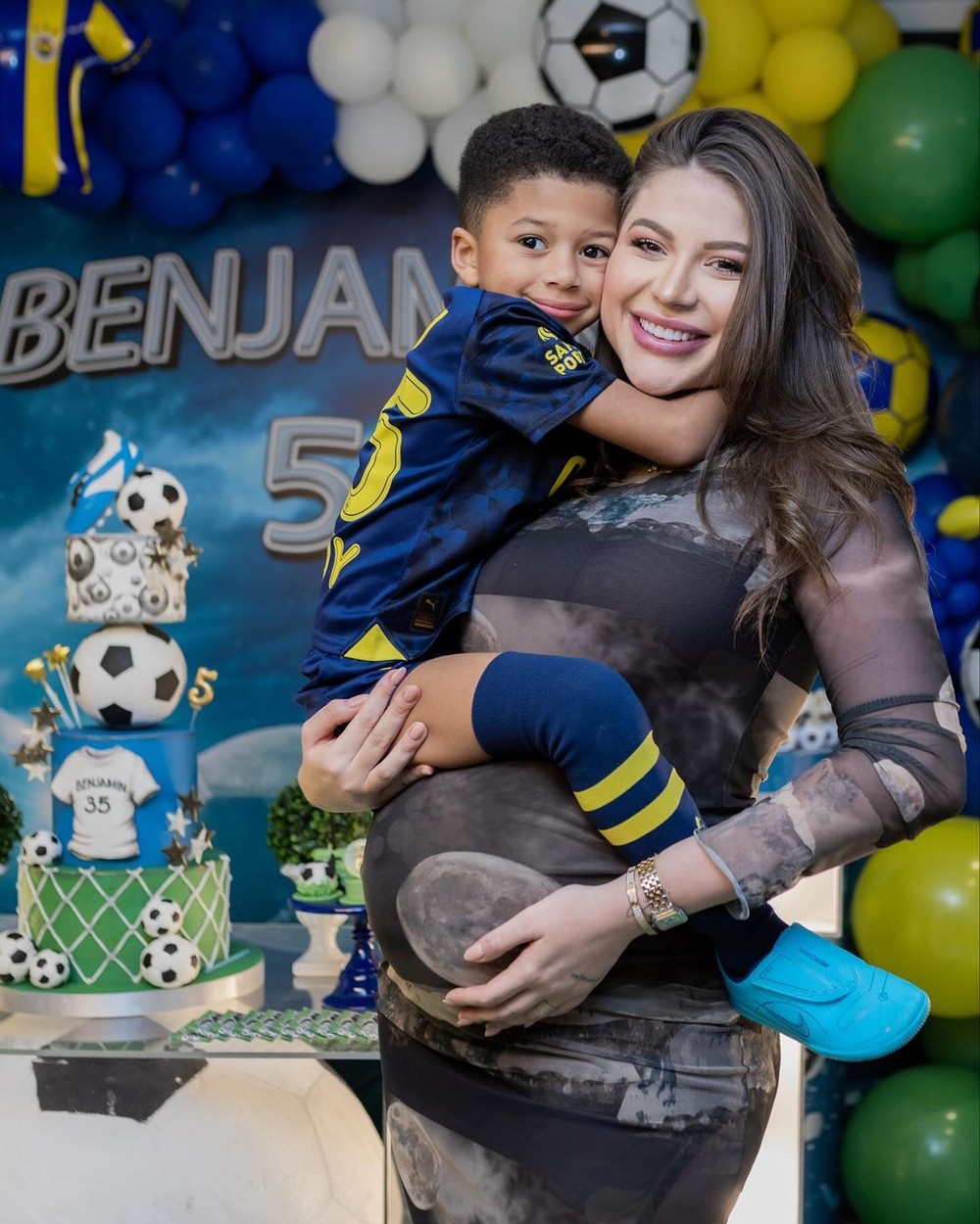 Fred Rodrigues e esposa abrem álbum de aniversário do filho na Turquia; veja aqui