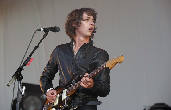 Como Alex Turner foi do adolescente de moletom ao astro dos looks retrô