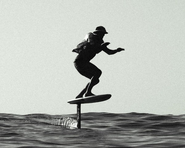 Ator de Hollywood compartilha álbum surfando e cita Marina Sena: ‘Ai ...