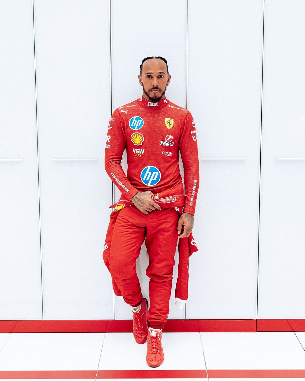 Lewis Hamilton posa pela primeira vez usando macacão da Ferrari: 'Primeira vez em vermelho'