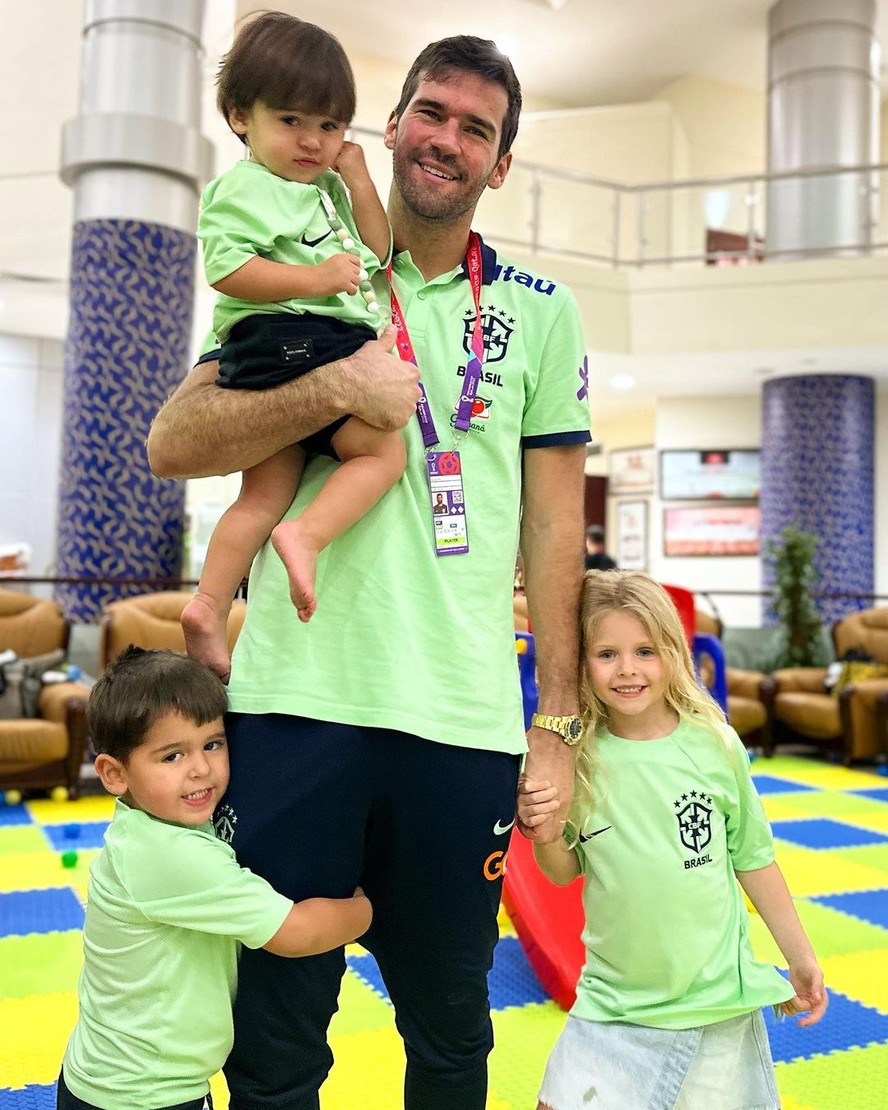 No Catar, Natália Becker posta foto de Alisson com os filhos: 'Nosso ...