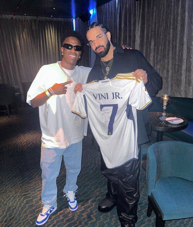 Vini Jr. posa com Drake e autografa camisa para rapper: 'Número um'