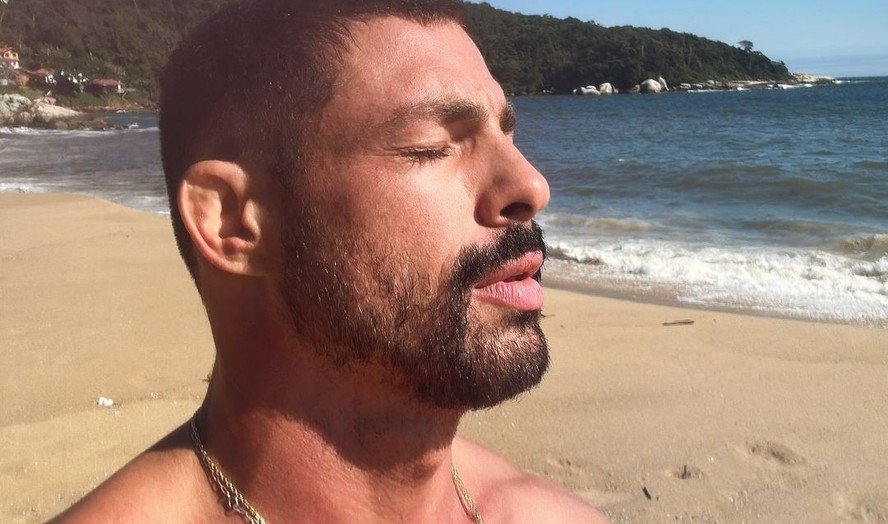 Cauã Reymond arranca suspiros com novo álbum de fotos em Santa Catarina