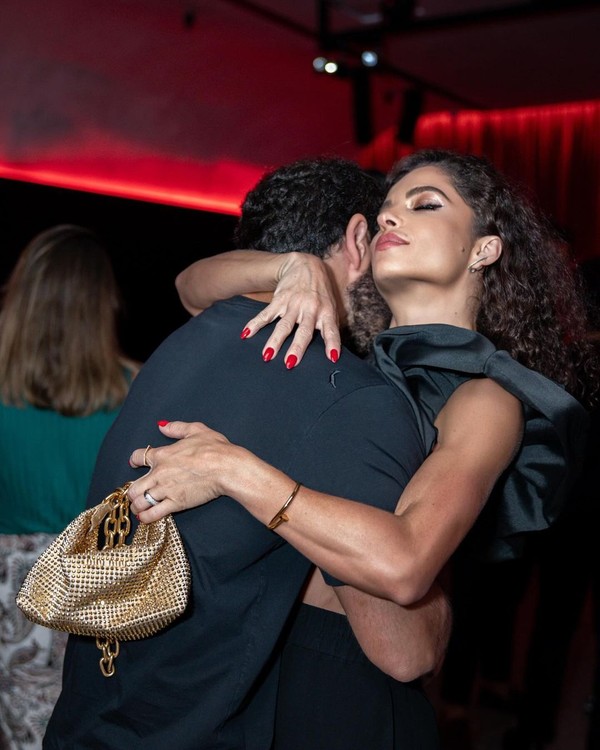 Duda Nagle e Michele Balsamão surgem românticos em cliques de evento; fotos