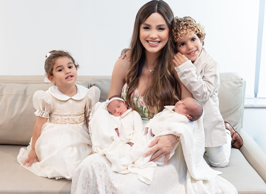 Biah Rodrigues posa com os quatro filhos: 'a ficha ainda não caiu'